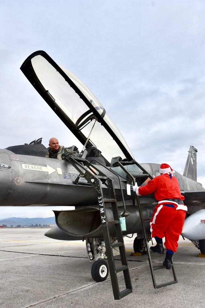 Ο Άγιος Βασίλης με...F16 (Εικόνες) - kontranews.gr - Τελευταίες ...