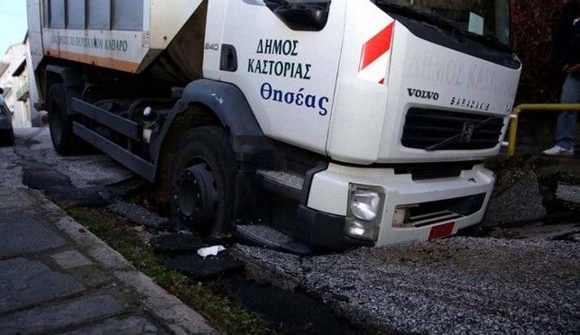 Καστοριά: Λακούβα στο οδόστρωμα "κατάπιε" απορριμματοφόρο - kontranews ...